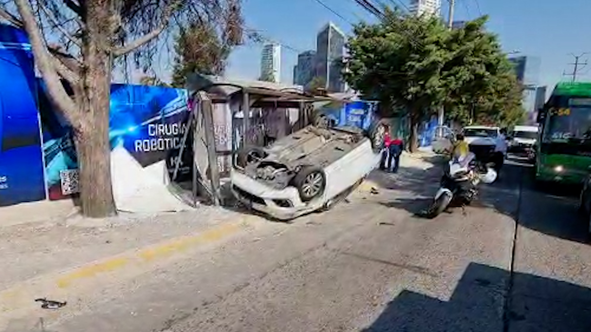 Un auto termina volcado en aparatoso accidente • Alerta Jalisco