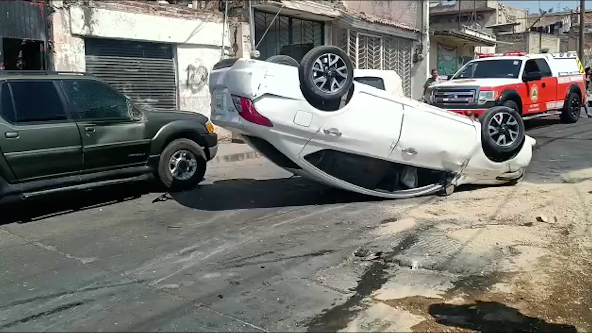 Vehículo volcado en La Duraznera • Alerta Jalisco