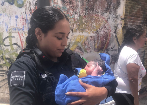 Mujer policía atiende a mujer en parto • Alerta Jalisco
