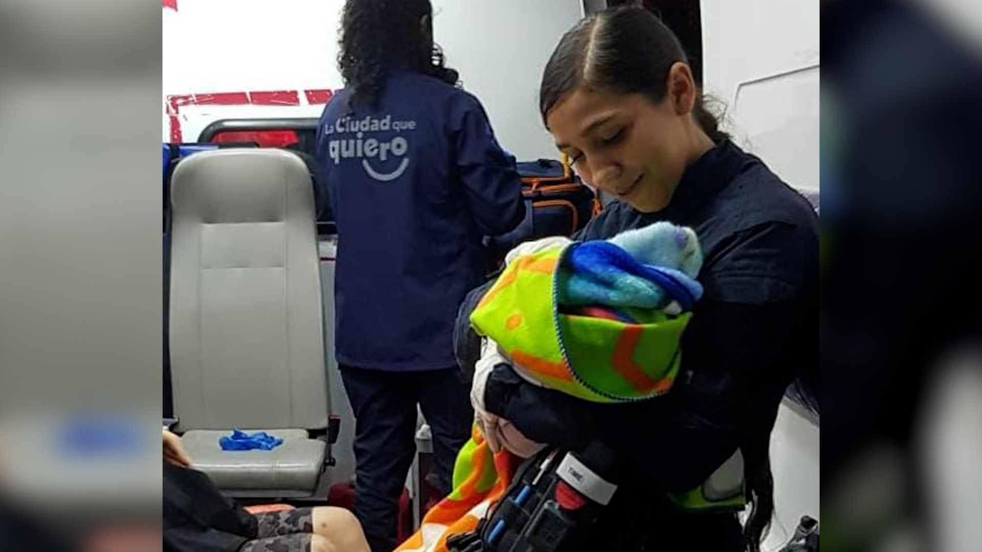 Ayudan policías tapatíos a mujer a en labor de parto en Lagos de ...